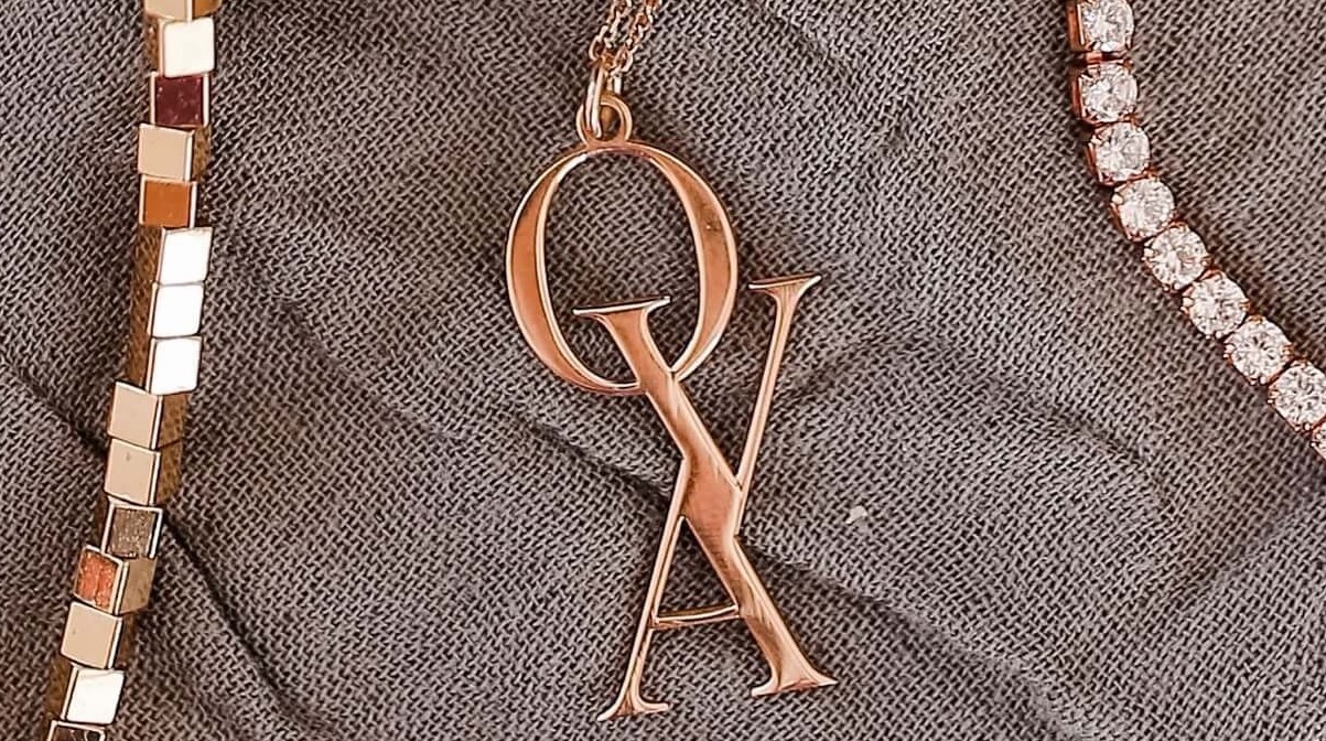 Compra Collares con Iniciales y Mantente a la Moda | Omara Jewelry